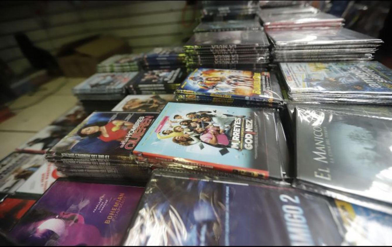 Decomisan tres mil 350 películas y discos pirata en Acatic