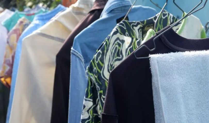 El truco casero que borra el olor a humedad de tu ropa en minutos